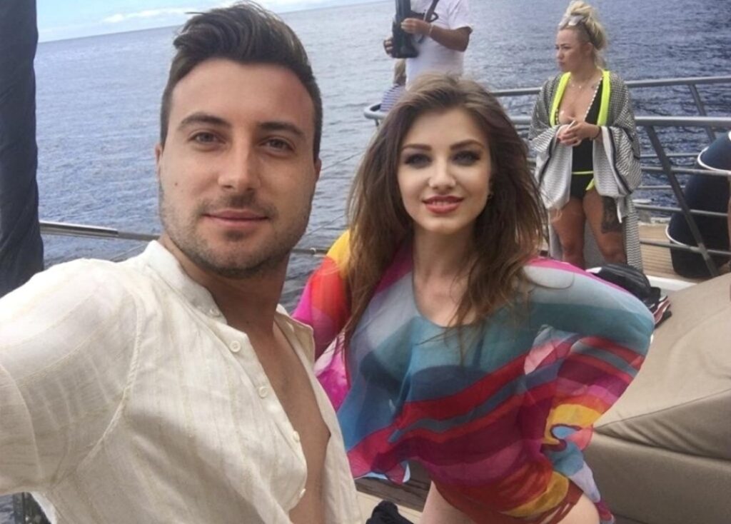 Cerere De Căsătorie în Prima Audiţie. Valentin Sanfira, Arătându-i ...